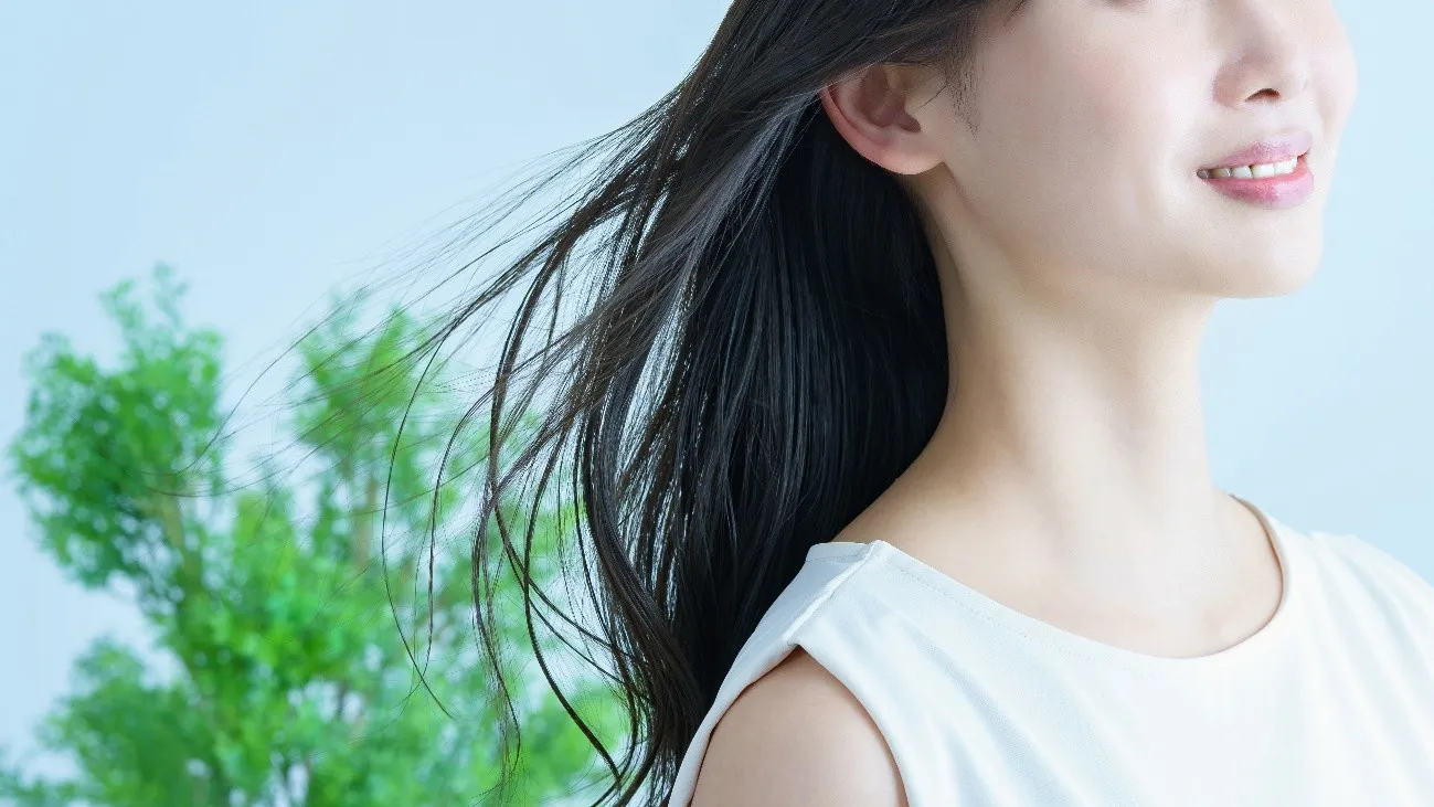 髪をサラサラにする方法はある？正しいヘアケアやタイプ別の対策を解説
